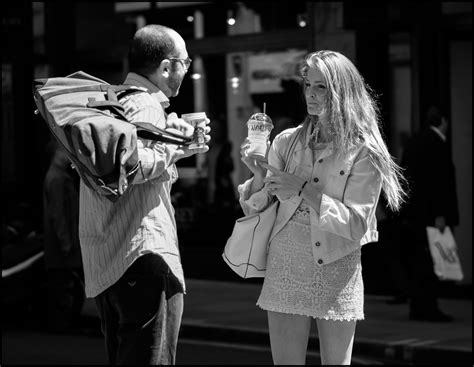 배경 화면 런던 화이트 검은 단색화 금발의 도로 사진술 유행 미니 스커트 소녀 남자 여자 거리 패션 거리 스타일 긴 머리 검정색과 흰색 흑백