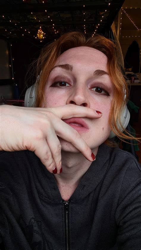 egg cracked this summer and I'm feeling hot for the first time in my life 🥰 : r/Androgynoushotties