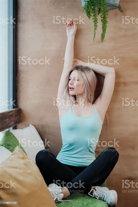 스포츠에서 젊은 아름 다운 운동 여자 금발 나무 벽의 배경에 대 한 카페의 창에 앉아 가냘픈에 대한 스톡 사진 및 기타 이미지 가냘픈 건강한 생활방식 러시아 Istock