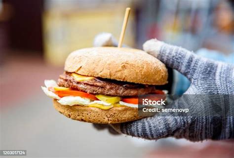 길거리 카페에서 먹기 전에 신선한 햄버거를 들고있는 여자의 손 거리에 대한 스톡 사진 및 기타 이미지 거리 건강에 좋지 않은 음식 건강한 생활방식 Istock