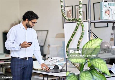 직장에서 현대적인 사무실 공간에 서서 일하는 바쁜 인도 사업가 20 24세에 대한 스톡 사진 및 기타 이미지 20 24세