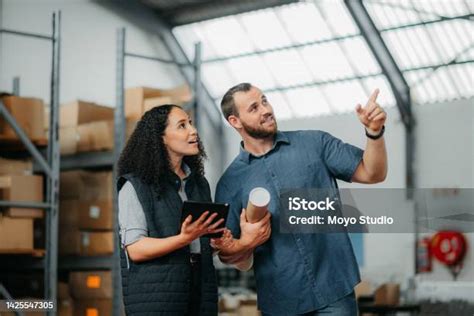 팀워크 물류 및 배달 공급망 창고 및 공장 건물의 직원과의 관리자 상자 Faq 및 택배 사람들이 운송 재고 및화물 이동 산업에서 함께 일합니다 효율에 대한 스톡 사진 및