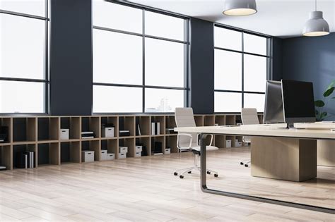 Яркий интерьер конференц зала с деревянным полом бетонной стеной белым экраном и окном с видом