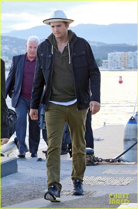 Ashton Kutcher Disembarks After Shirtless Yacht Trip Photo 2888530