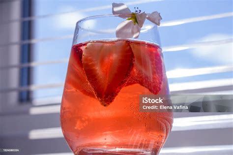 스파클링 와인 딸기 얼음 조각이있는 시원한 딸기 상그리아 한 잔으로 여전히 생활하십시오 상쾌한 여름 알코올 칵테일 음료