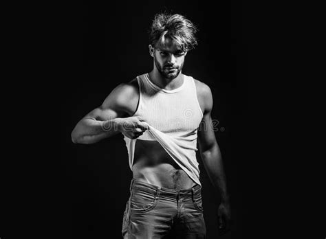 Chico Sexy Joven Modelo En Chaleco Blanco Y Pantalones Tiene Desnudo Torso Muscular Y Pecho