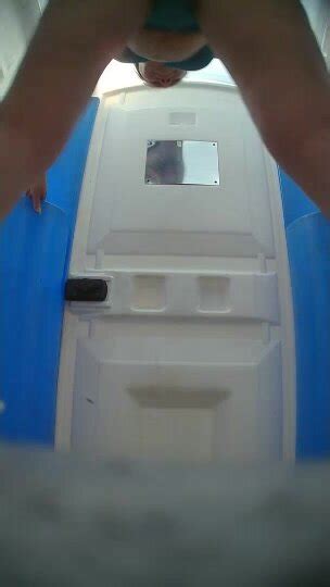 Писает на корточках в туалете