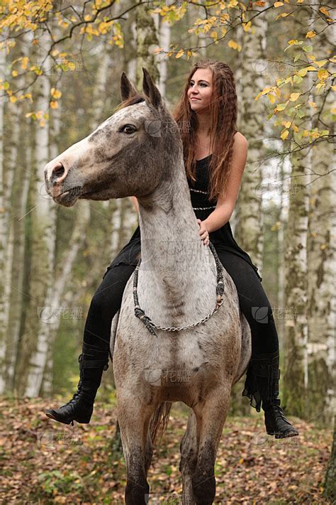年轻的女孩和阿帕卢萨马在秋天