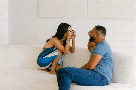 하얀 소파에 앉아 있는 남자와 여자 사진 Unsplash의 함께 이미지