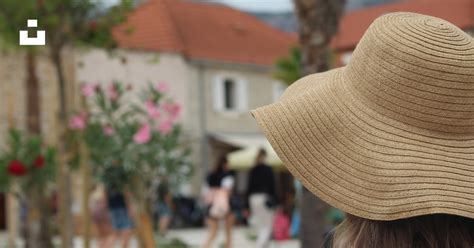 황갈색 모자와 흰 셔츠를 입은 여자 사진 Unsplash의 무료 휴가 이미지