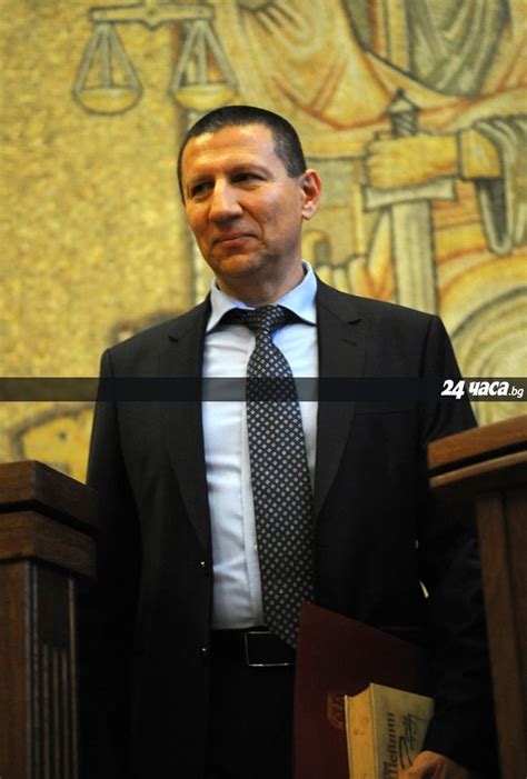 Синът на Борислав Сарафов учи право в Лондон баща му временно е в брекзит от прокуратурата