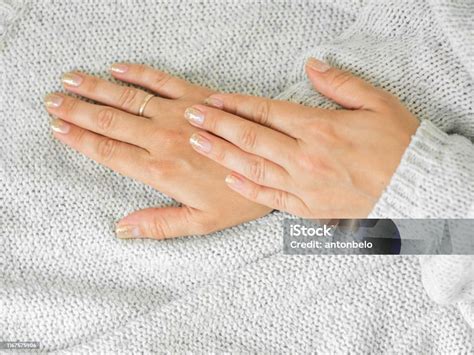 매니큐어 살롱 개념입니다 흰색 배경에 황금 손톱 매니큐어와 아름다운 여성 손 골드 매니큐어 근접 촬영 가을에 대한 스톡 사진 및 기타 이미지 Istock