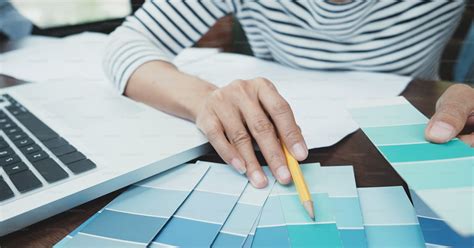 선택을 위해 색상 샘플로 작업하는 남자 직장에서 그래픽 디자이너 색상 견본 샘플 사진 Unsplash의 사람 이미지