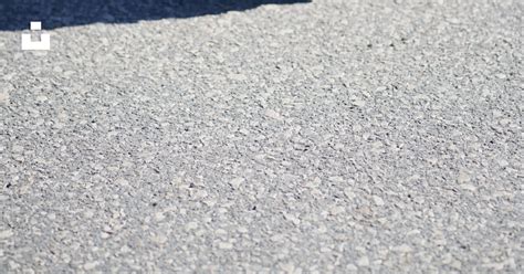 바닥에 분홍색 원뿔이 있는 스케이트보드를 타고 있는 사람 사진 Unsplash의 무료 스케이팅 이미지