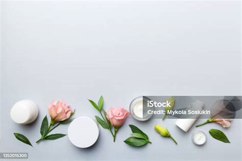 화장품과 아름다운 장미가 있는 구성이 컬러 배경에 있습니다 복사 공간 플랫 레이 0명에 대한 스톡 사진 및 기타 이미지 0명 각질제거 건강관리와 의술 Istock
