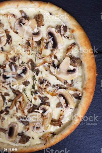 토마토 고기 치즈를 곁들인 아름다운 피자가 어두운 돌 테이블에 놓여 있습니다 0명에 대한 스톡 사진 및 기타 이미지 0명 게 겨자 Istock