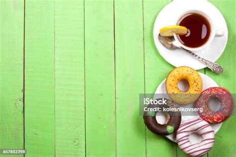 녹색 나무 배경 텍스트 복사 공간에 차 한잔과 함께 유약된 도넛 상위 뷰 0명에 대한 스톡 사진 및 기타 이미지 0명 공란 구멍 Istock