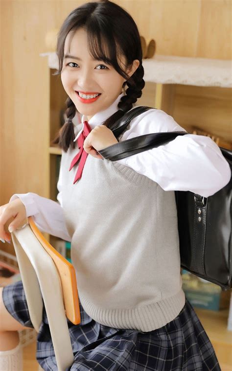 美女欣赏 美女学生妹俏皮制服诱惑写真