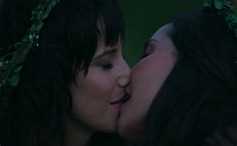 Carmen Villalobos Laura Londono Lesbian Scene In The Guest Aznude