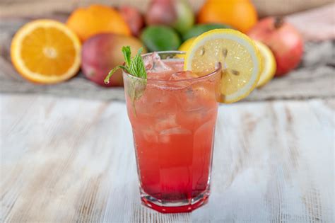 딸기 모 히 토는 나무 테이블에 라임과 으깬 얼음으로 제공 됩니다 감귤류 과일에 대한 스톡 사진 및 기타 이미지 감귤류 과일 과일 냉동된 Istock