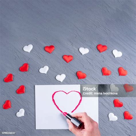 흰색과 빨간색 하트가 있는 회색 나무 배경에 흰색 나무 배경에 하트 모양 립스틱을 그린 여성 손 공란에 대한 스톡 사진 및 기타 이미지 Istock