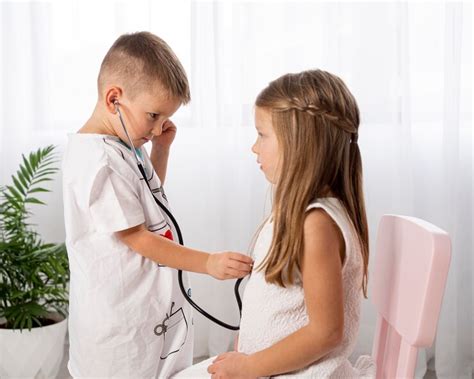 Niños Jugando Con Un Juego Médico Foto Gratis