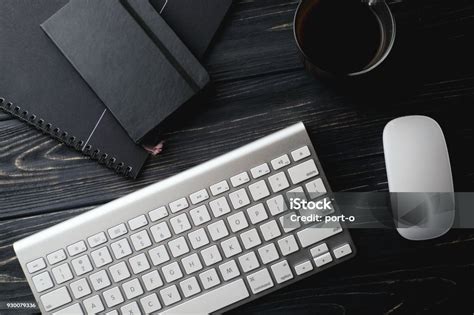 컴퓨터와 커피의 컵 현대 어두운 표면 나무 사무실 책상 테이블 복사 공간 영웅 헤더 개념입니다 0명에 대한 스톡 사진 및 기타 이미지 Istock