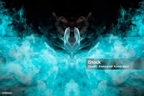 얼굴 및 귀신의 머리 또는 절연에 이상한 생물의 형태로 신비로운 모양의 녹색 연기의 멀티 컬러 패턴입니다 파도 증기의 추상 패턴 0명에 대한 스톡 사진 및 기타 이미지