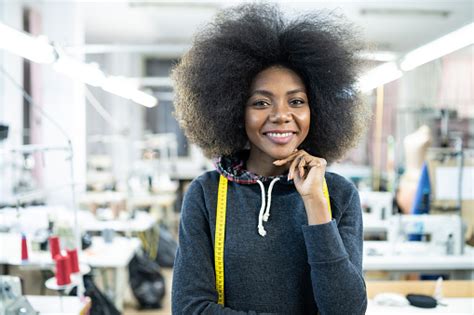 그녀의 재단사 스튜디오에 서서 카메라를보고 시작 비즈니스 소유자로 행복한 미소 아프리카 계 미국인 여성 디자이너의 초상화 업주에 대한 스톡 사진 및 기타 이미지 Istock