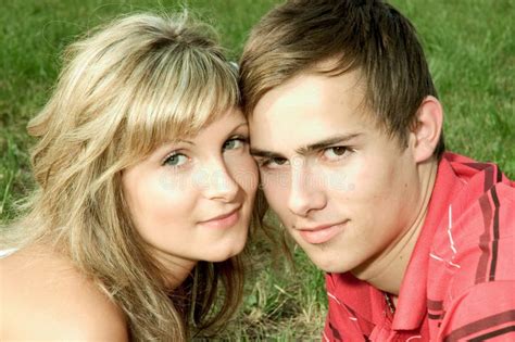 Zwei Attraktive Junge Freundinnen Im Meer Auf Ferien Spielen Stockbild Bild von mädchen