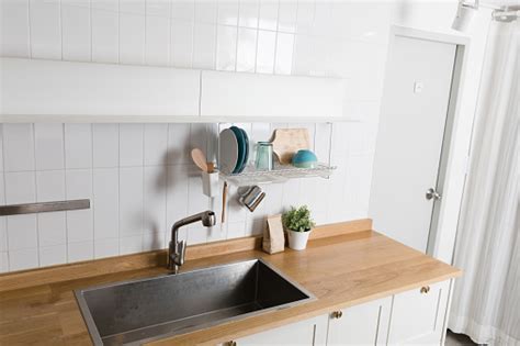 금속에 건조 깨끗 한 요리 접시 랙 밝은 배경에 주방 용품 및 식기 나무 선반에 주방 인테리어 배경입니다 텍스트 공간입니다 0명에 대한 스톡 사진 및 기타 이미지 Istock