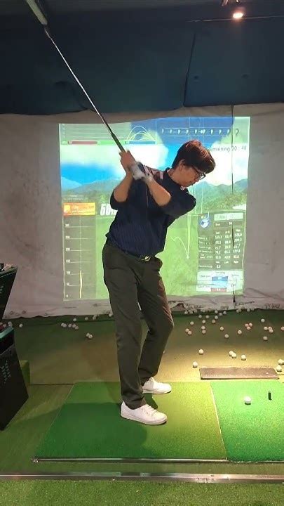 스윙을 다시 기억해야 할 때 잊지 말아야 하는 것은 클럽헤드를 끌고와서 공을 맞추는 것이 아니라 진자운동으로 흔들거리는 클럽의 움직이는 궤적 선상에서 공이 맞아나감 입니다