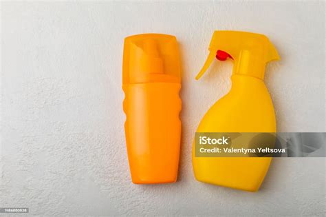 흰색 바탕에 자외선 차단제 Spf 자외선 차단제의 플라스틱 병 자외선 차단제 선택 여름 여행 해변 플랫 레이 구성 배너 여름 휴가와 Spf 자외선 차단 스킨 케어 개념 0