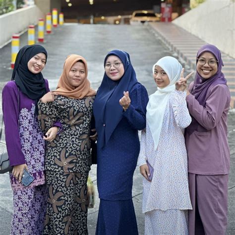 Pin by JOHARI JAMALUDIN on Batik | Beautiful hijab, Batik, Candid