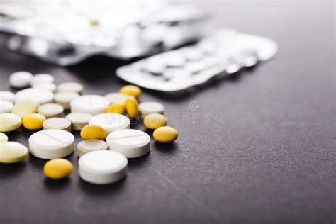 Le Compresse E Le Capsule Sono Sparse Sulla Tavola Fotografia Stock Immagine Di Isolato