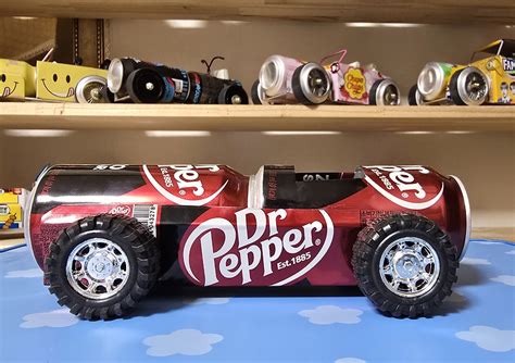 지옥에서 온 판사가 타는 빨간색 스포츠카와 Z 콜라는