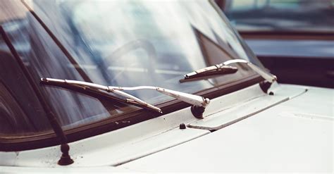 고전적인 디자인 골동품 교통 구식 구식 타이머 금속 녹 녹슨 녹슨 와이퍼 녹슨 표면 디테일 레트로 차량 바람막이 창 반사 부식 빈티지 빈티지