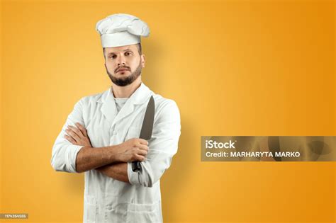 수염을 가진 남자 모자를 쓴 요리사 손에 칼을 들고 노란 배경에 고립되어 있습니다 요리 조리법 요리 고급 요리에 대한 스톡 사진 및 기타 이미지 Istock