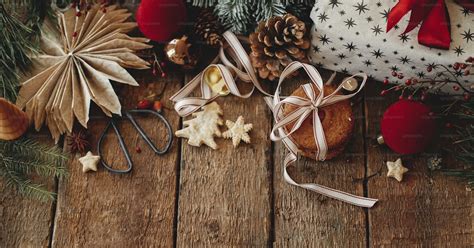 분위기 있는 세련된 크리스마스 구성 텍스트를 위한 공간이 있는 플랫 누워 크리스마스 쿠키 세련된 선물 소박한 나무 테이블에 축제 장식 크리스마스 선물 건강한