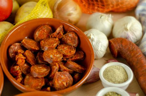 요리 굴 라 시 쵸 릿 죠 소시지와 신선한 재료를 준비 스페인 전통 음식 감자 요리에 대한 스톡 사진 및 기타 이미지 감자 요리 건강한 식생활 고기 Istock