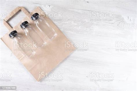 종이 봉투 3 개의 플라스틱 병 로고를 위한 장소 복사 공간이 있는 회색 배경에 친환경 식품 포장 및 면 에코 백 자연과 재활용 개념의 보살핌 케이터링 및 길거리 패스트