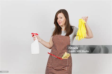 슬픈 영 스트라이프 앞치마 흰색 배경에 고립 된 포켓 고무 롤러 걸 레 청소와 피곤된 주부 화가 여자는 청소기 액체 냄새 노란색