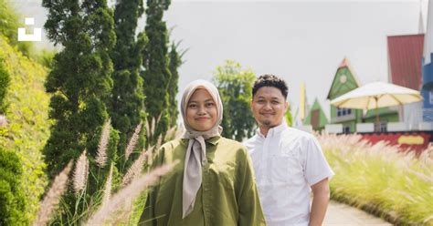 나무와 풀이 있는 길에 서 있는 남자와 여자 사진 Unsplash의 무료 사람 이미지