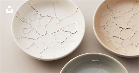 페인트에 금이 간 흰색 그릇 세 개 사진 Unsplash의 무료 그릇 이미지