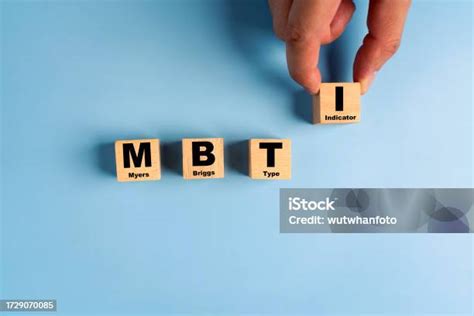 파란색 배경에 Mbti라는 글자가 있는 나무 블록 성격 유형학 인간 유형에 대한 심리 테스트 Mbti 마이어스브릭스 유형 지표
