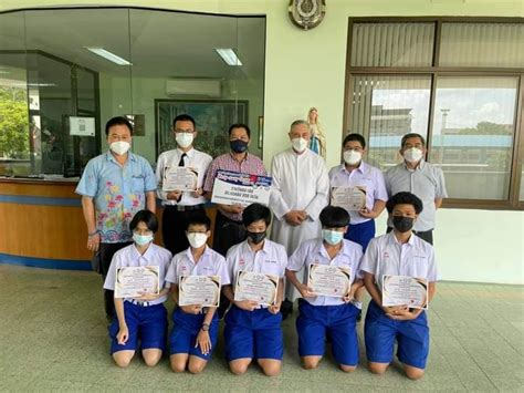 ในนามของ สมาคมศิษย์เก่าโรงเรียนแสงทองวิทยาหาดใหญ่