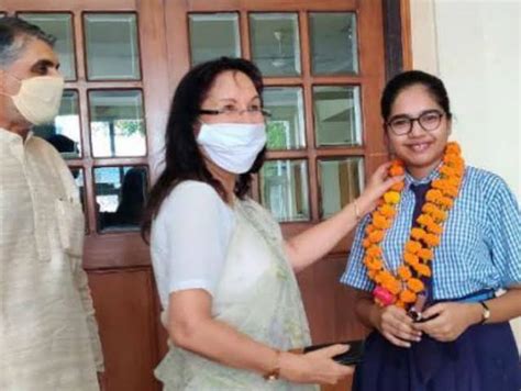 Cbse Class 12th Topper Divyanshi Jain Scores A Perfect 100 Wish To Graduate From Delhi University