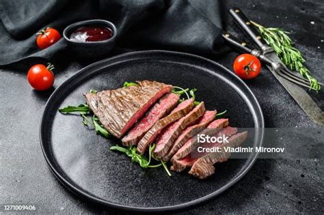 플랫 아이언 스테이크를 구워 서 잘라 대리석 쇠고기 고기 검은 색 배경 위쪽 보기 굽기에 대한 스톡 사진 및 기타 이미지