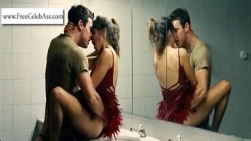 Geile Babe Doet De Benen Op En In De Badkamer Porndroids Com