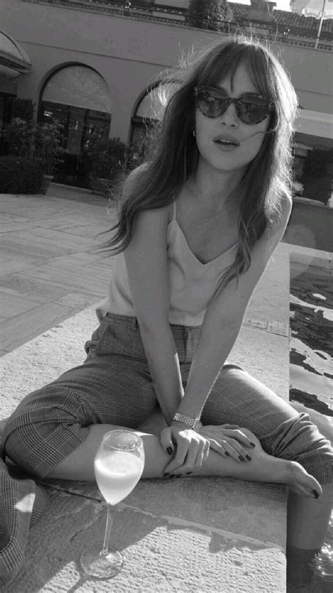 Buse adlı kullanıcının Movie F panosundaki Pin Dakota johnson Kadın Kızlar